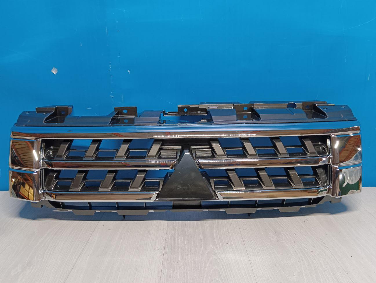 Решетка радиатора Mitsubishi Pajero 4 (2006-нв) цена 12100 руб ...