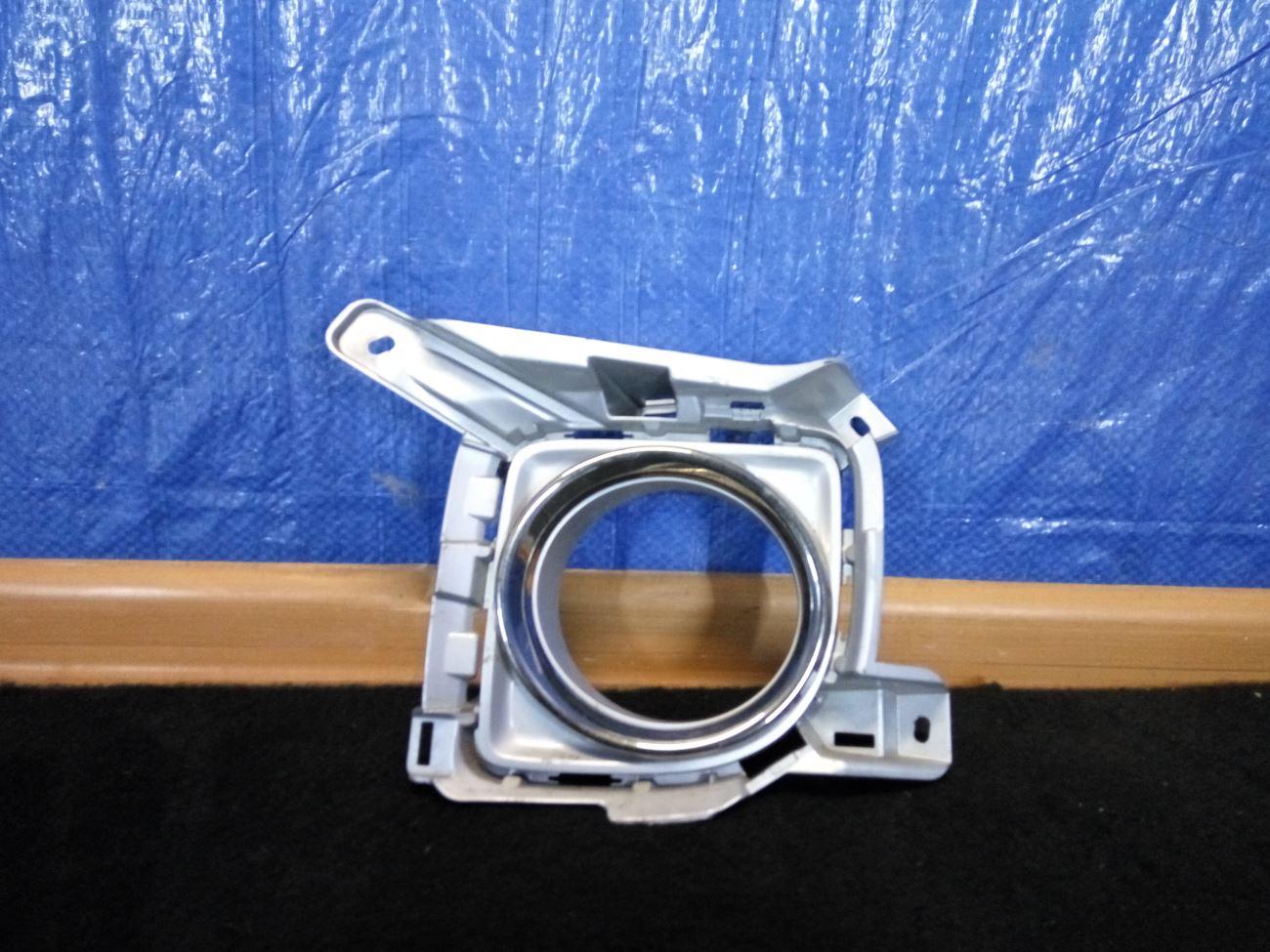 Окантовка противотуманной фары левая Toyota Land Cruiser 200 (2007-нв ...