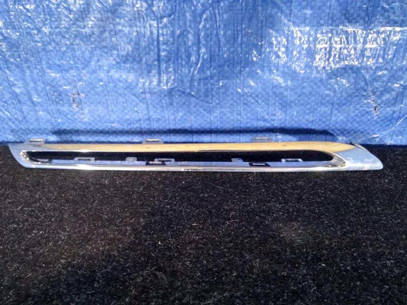 Декоративная накладка решетки радиатора правая нижняя Mercedes-Benz GLC ...